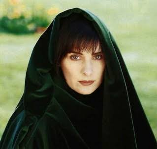 Assista a “Enya – The Humming (Lyric Video)” no YouTube – Mágica Mistura